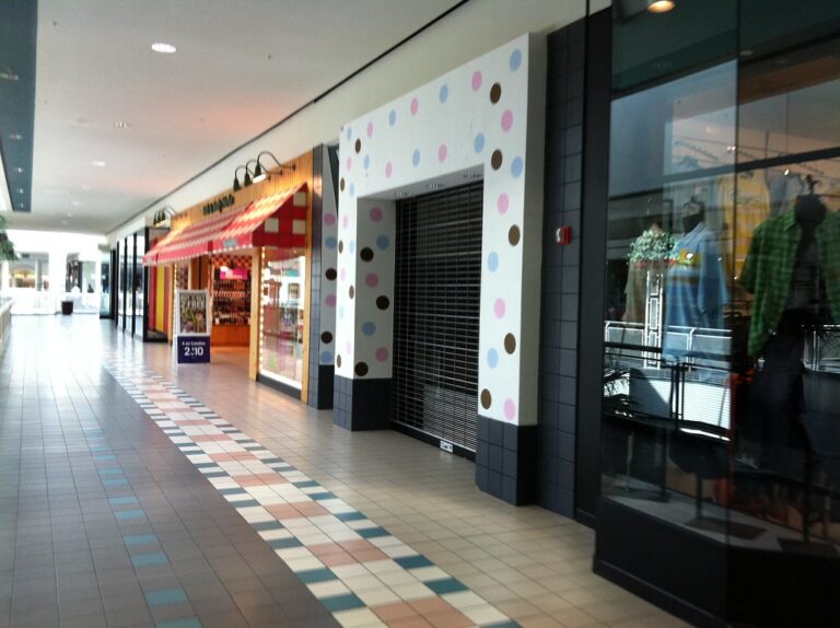 Oak Hollow Mall In High Point, NC: Closed In 2017, Now Used By The ...