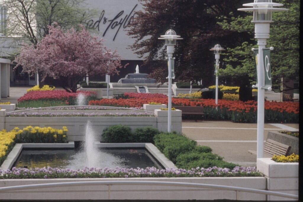 Mall Without A Roof: Oakbrook Center In Oak Brook, IL - BestAttractions