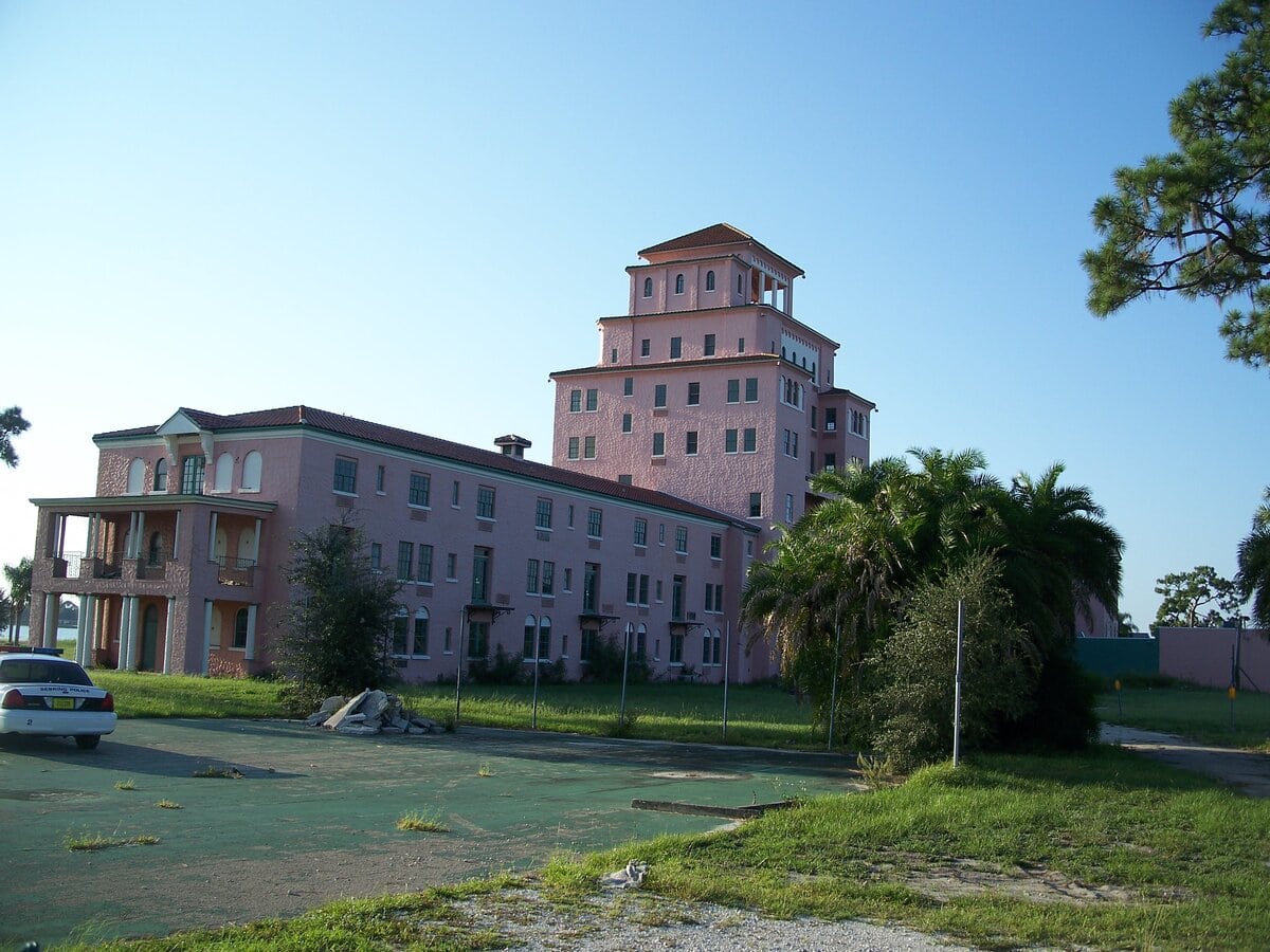 Story Of Harder Hall Hotel In Sebring, FL: Rise, Ruin, And A Careful ...