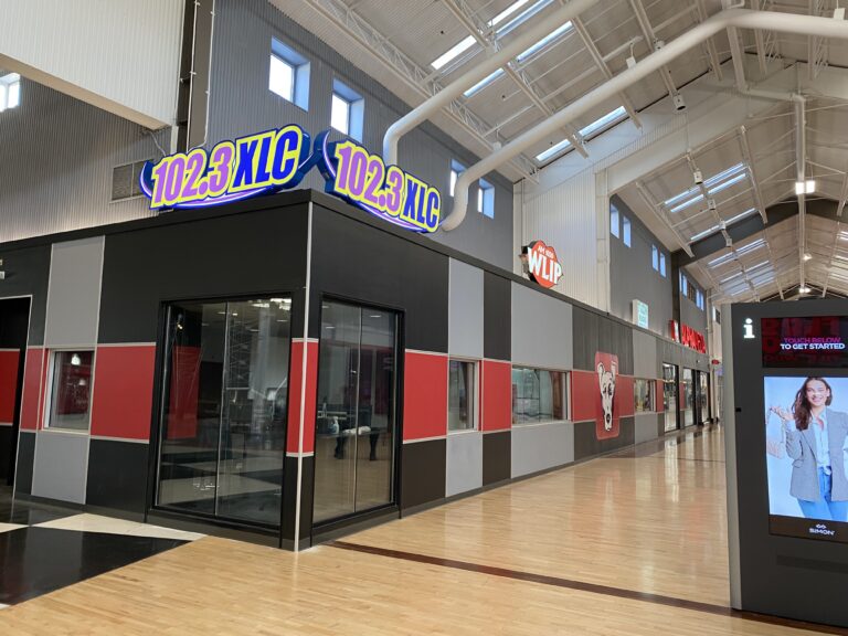 Inside Gurnee Mills In Gurnee, IL: Massive Outlet Mall That Keeps ...