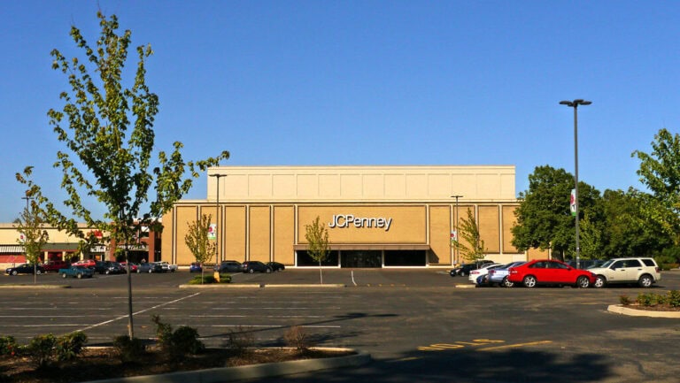 Valley River Center Mall In Eugene, OR Went From Department Stores To ...
