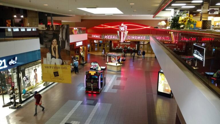 Valley River Center Mall In Eugene, OR Went From Department Stores To ...