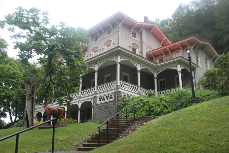 From Railroads To Riches: Story Behind Asa Packer Mansion In Jim Thorpe ...