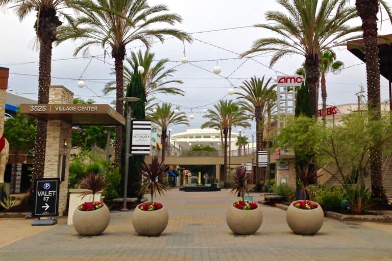 Malls Came And Went, But Del Amo Fashion Center In Torrance, CA Kept ...